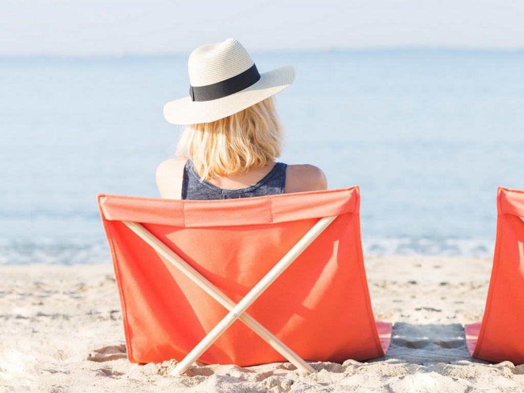 4 accessoires à emporter pour vos soirées sur la plage - Joli Place