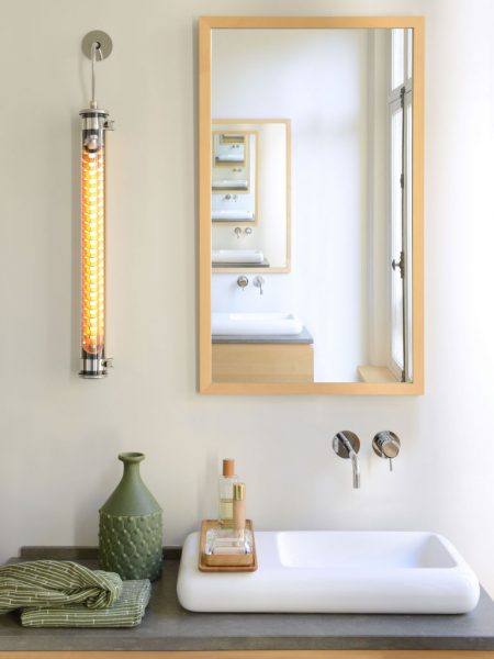 L’applique qui fait un tube de la salle de bain