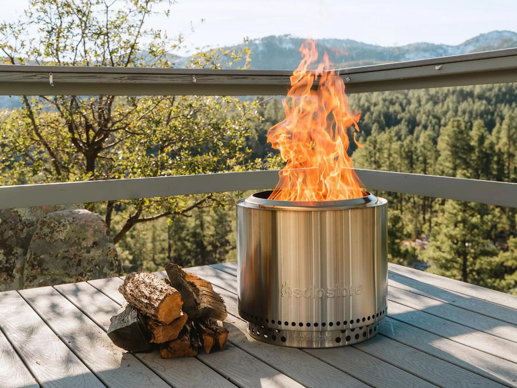 Un brasero en fonte pour les soirées au jardin - Joli Place