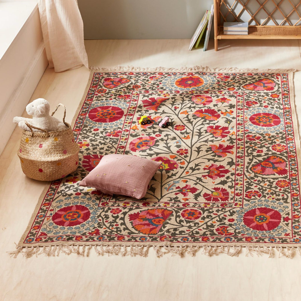 Un tapis fleuri dans le salon - Joli Place