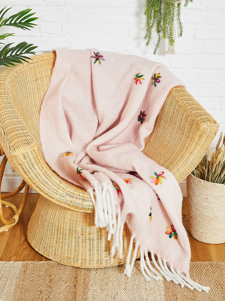 Les plaids fleuris Urban Outfitters - Joli Place