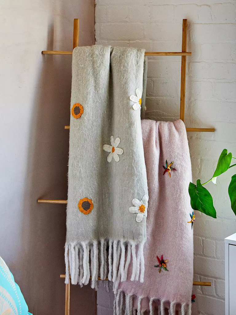 Les plaids fleuris Urban Outfitters - Joli Place