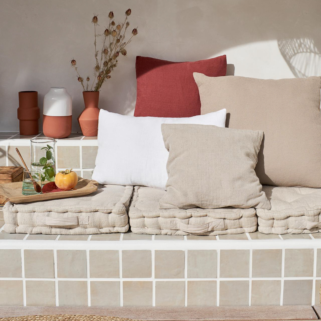 Un patio avec piscine à l'esprit bohème – Joli Place